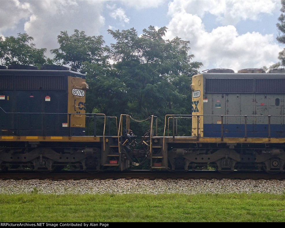 SD40-2 connections below the big SD40-2 decks.